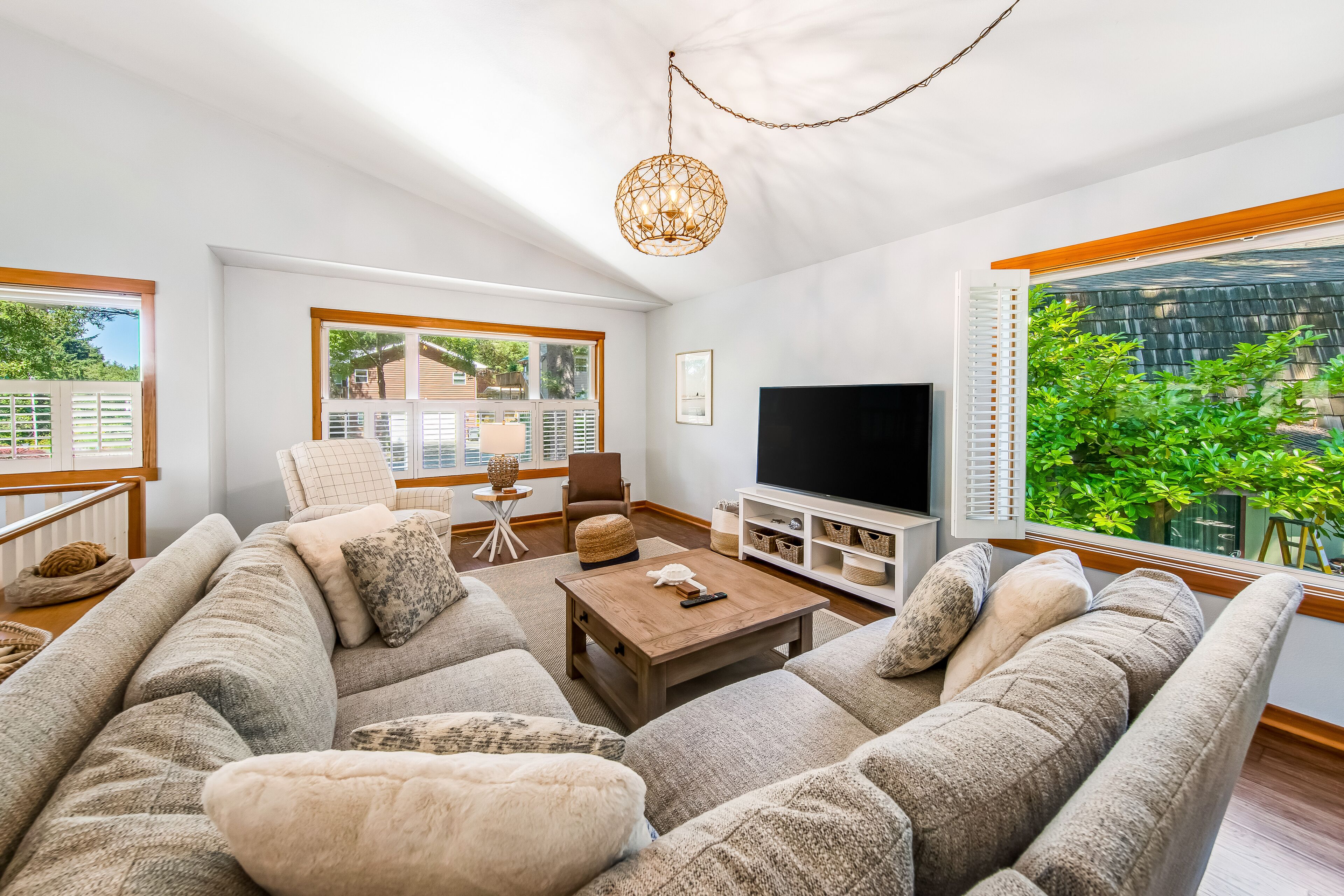 Spacious Home With Fenced Yard, Deck, Grill, Fast Wifi, & Game Room - Cannon Beach, OR