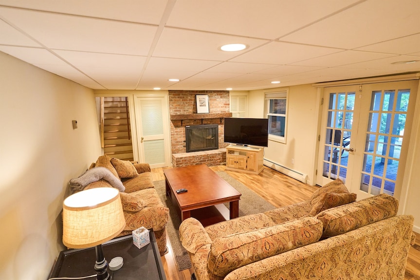 Lake Fun: Pingpong, Pool Table, Slide, Ev Charger - East Hampton, CT