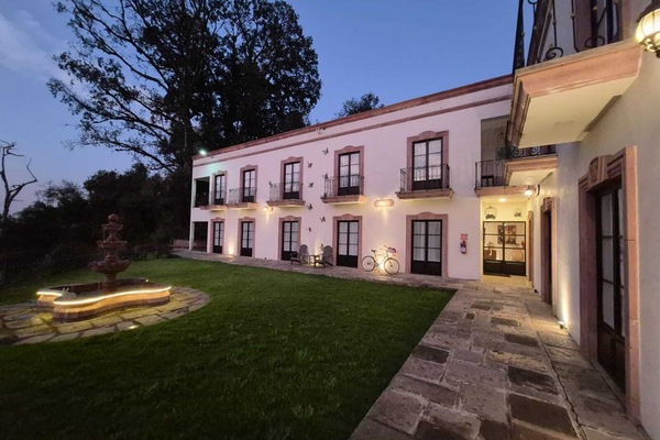 Fachada do alojamento (tarde/noite)