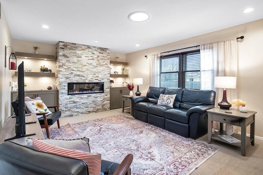 West-side Ruby: Hot Tub, King Beds, Arcade, Pool Table - Tanganyika Wildlife Park, Goddard