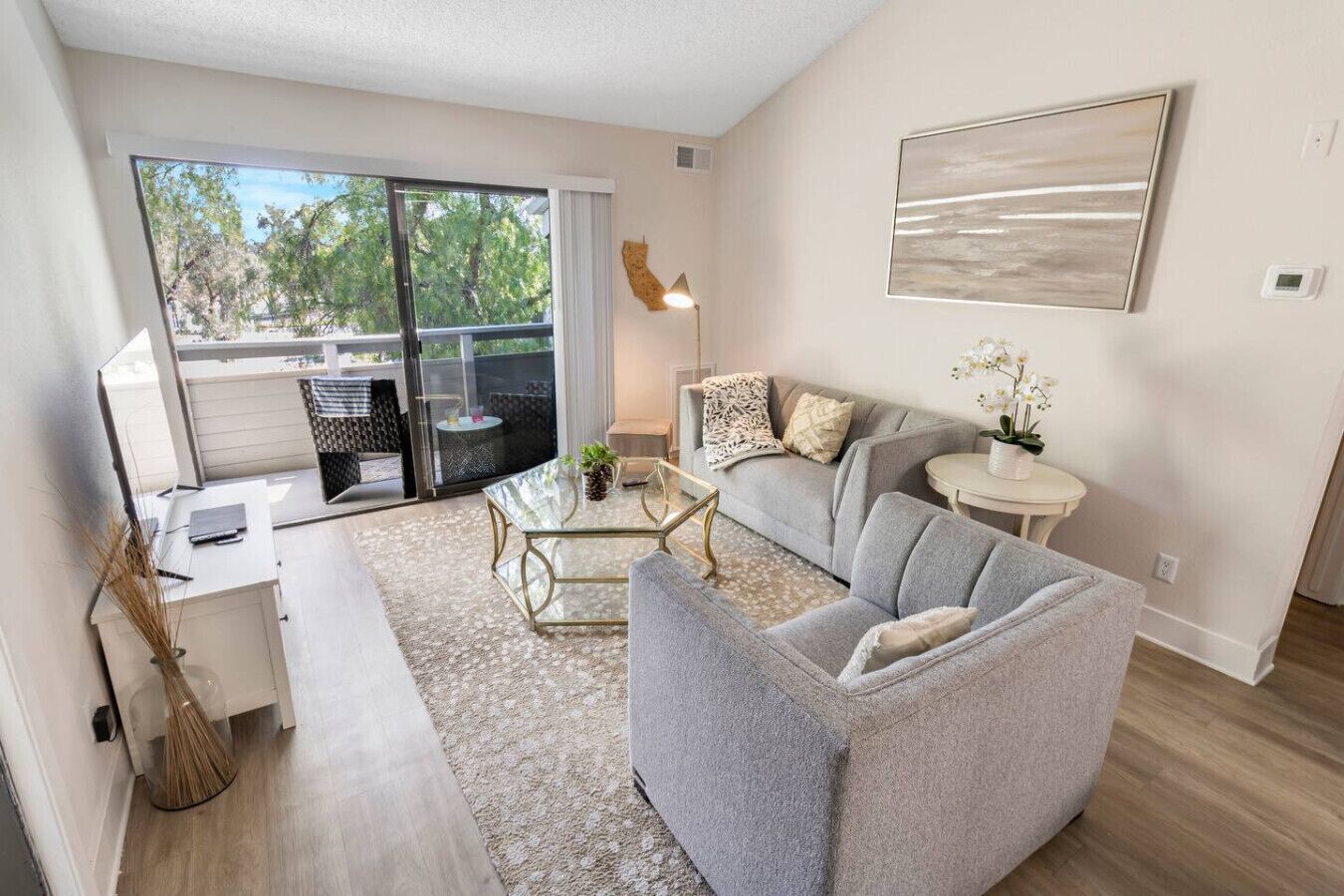 Shabby Chic Oceanside 2 Bedroom Serviced Apartment - San Marcos, CA