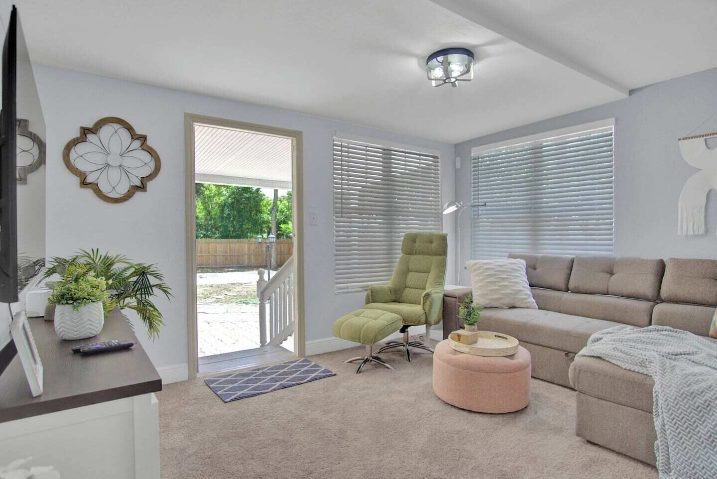 10 Beds! Large Home For Groups & Multiple Families! Pets Ok! - Tampa, FL