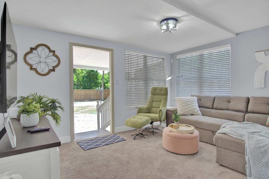 10 Beds! Large Home For Groups & Multiple Families! Pets Ok! - Tampa