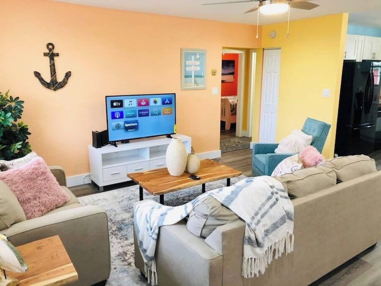 Pets Ok! Beach Paradise! Walk To Ocean Center & Beach - Daytona Beach