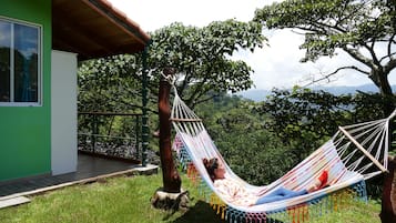 Bungalow Standard, junto à montanha | Sala de estar | Televisor de ecrã plano de 30 polegadas com canais por cabo, televisor