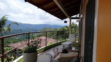 Bungalow Deluxe | Sala de estar | Televisor de ecrã plano de 30 polegadas com canais por cabo, televisor