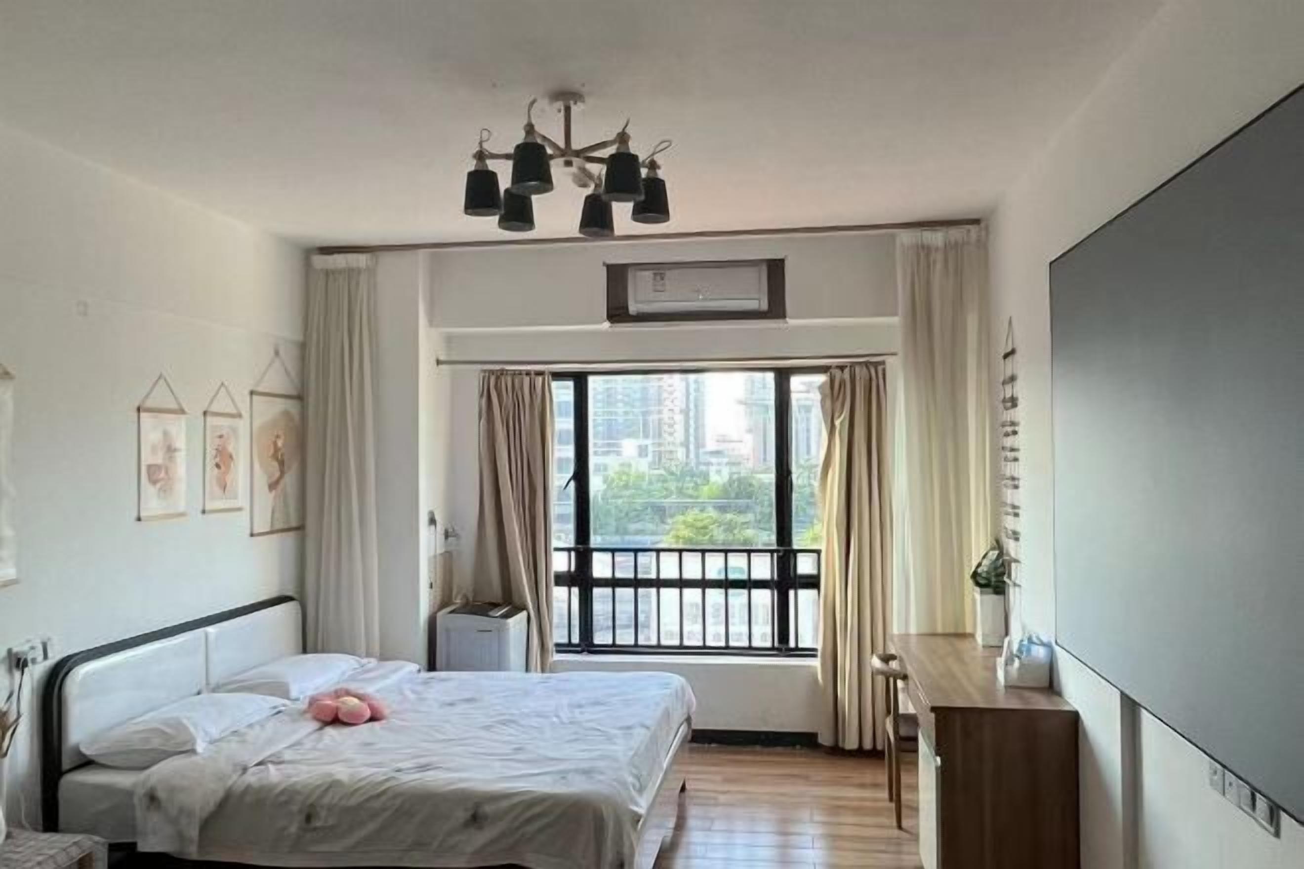 Quarto com cama, escrivaninha, janela com cortinas e luminária de teto.