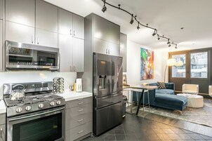 Um frigorífico, um micro-ondas, um forno, uma placa de cozinha