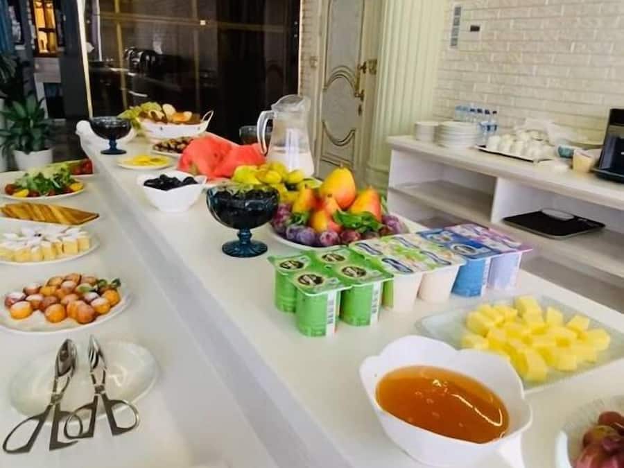 Pequeno-almoço tipo buffet diário (10 USD por pessoa)