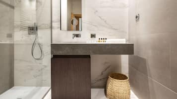 Quarto Duplo Premium | Casa de banho | Um polibã, um chuveiro fixo, produtos de higiene exclusivos