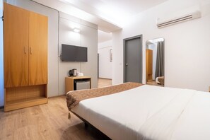 Roupa de alta qualidade, edredões de penas, cofre no quarto, secretária 
