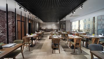 Pequeno-almoço tipo buffet diário (10 EUR por pessoa)