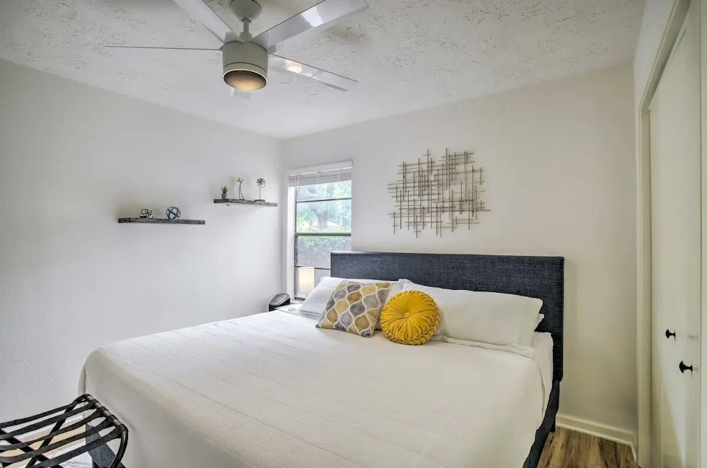 Cozy Walden 1st Floor Condo: Smoking, Pool, Jacuzzi! ~2 Miles Margaritaville! - Conroe, TX