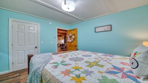 Large Custom Home <1 Mile To Downtown Bryson City - Bryson City, NC
