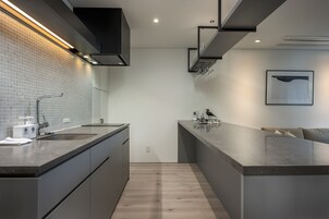 Vila | Cozinha privada | Geladeira grande, lava-louças, cadeirão de bebê