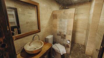 Quarto Quádruplo Comfort | Casa de banho | Um polibã, um chuveiro fixo, produtos de higiene exclusivos