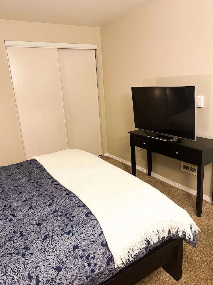 Spacious 1b W/ Parking! - Gresham, OR