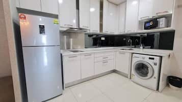 Apartamento, 2 quartos, Vista para a cidade | Cozinha privada | Um frigorífico/congelador grande, um micro-ondas, utensílios de cozinha