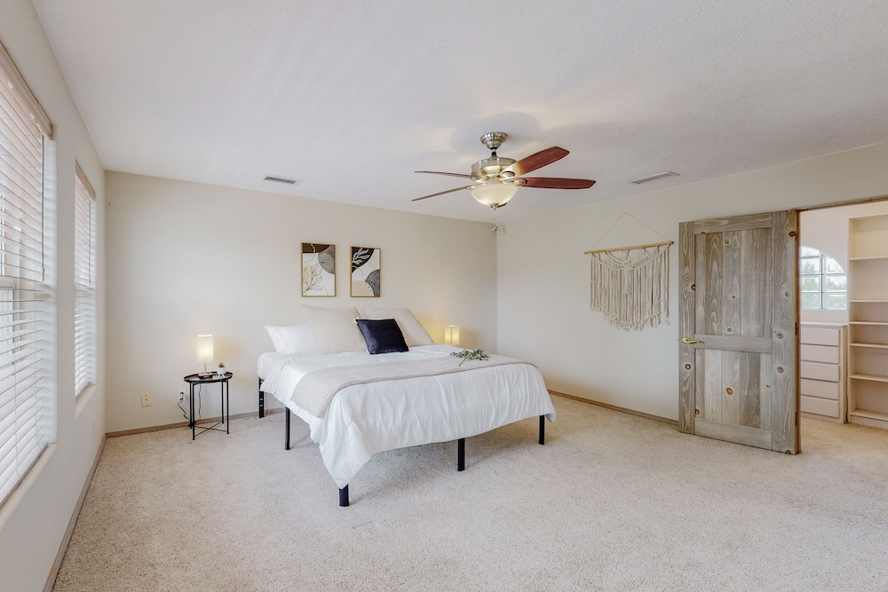 🌄3800ft Modern Retreat ♨️Hot Tub♨️ Pool Table🧳sleeps 18🌄mtn Views - Albuquerque, NM