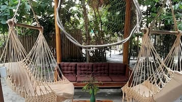 Quarto Triplo Básico | Sala de estar | Televisor LED de 24 polegadas com canais via satélite, televisor