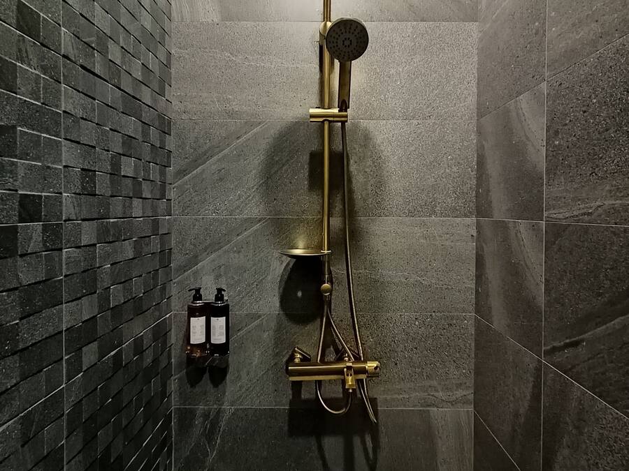 Quarto casal luxo, 1 cama King, vista para a cidade | Banheiro | Banheira e chuveiro separados, ducha de hidromassagem