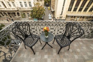 Quarto casal júnior, 1 cama King, sacada, vista para a cidade | Sacada