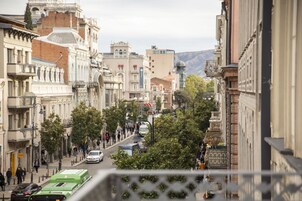 Minibar, cofre com capacidade para portátil, secretária 