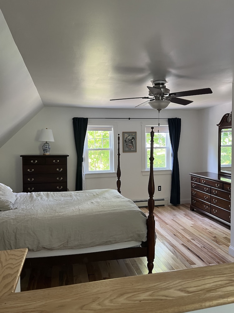 Downtown Boothbay Harbor, 2-story Cottage - Boothbay, ME