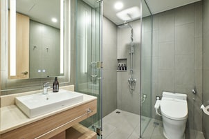 Quarto Duplo Premier | Casa de banho | Um chuveiro de hidromassagem, artigos de higiene pessoal grátis 