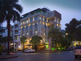 Um hotel de vários andares com design arquitetônico clássico, com varandas e janelas amplas.