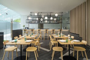 2 bares/lounges