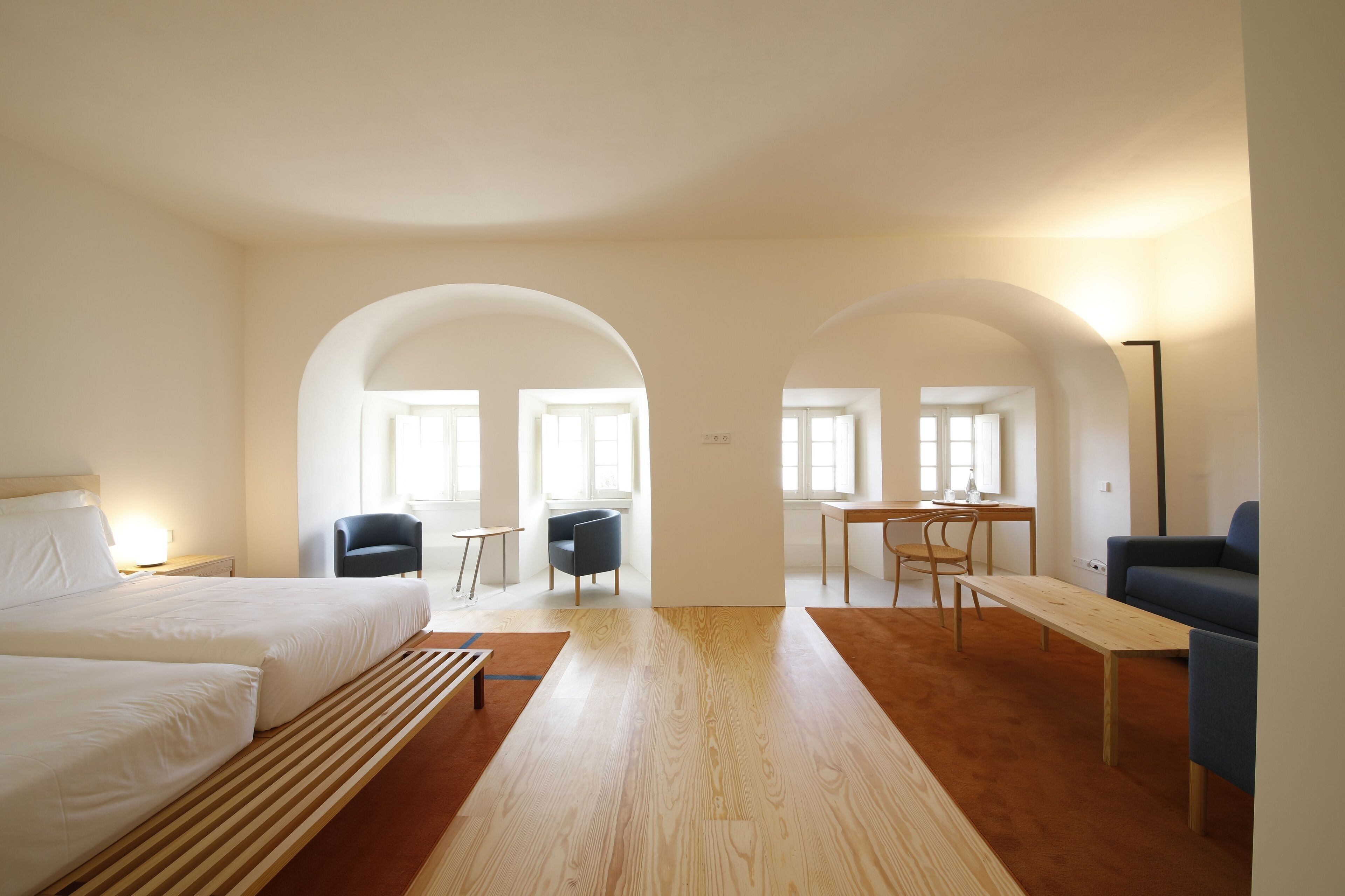 Frigobar, cofres nos quartos, quartos à prova de som, Wi-Fi de cortesia
