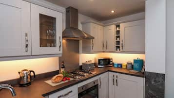 Um frigorífico, uma chaleira elétrica, uma torradeira