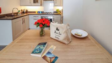 Um frigorífico, uma chaleira elétrica, uma torradeira