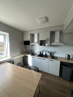 Refrigerador em uma área comum, micro-ondas em uma área comum