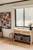 TV de ecrã plano, Netflix, brinquedos, livros