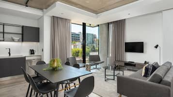 Apartamento empresarial | Área de estar | TV de tela plana 48 polegadas com canais a cabo, TV, Netflix