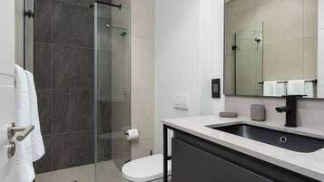 Apartamento empresarial | Banheiro | Chuveiro, secador de cabelo, toalhas de banho