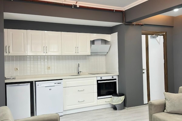 Apartamento Familiar, 1 quarto, Vista para a cidade | Cozinha privada | Minifrigorífico, um forno, uma placa de cozinha