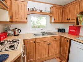 Geladeira, chaleira elétrica, torradeira