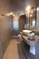 Quarto Deluxe, banheira de hidromassagem grande | Casa de banho | Um polibã, um chuveiro fixo, produtos de higiene exclusivos 