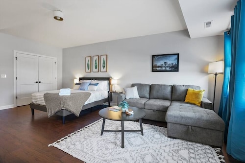 *New* Spacious 1st Floor Loft-walk To Restaurants! - Columbus, OH