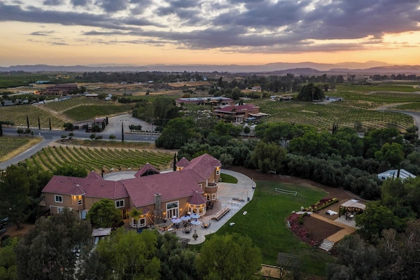 Vila (Multiple Bedrooms) | Parte interna