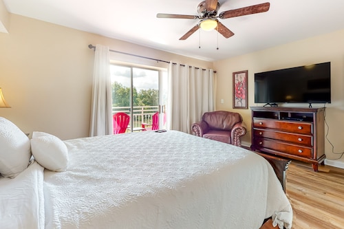 Ideal Corner Condo With Stunning View, Fast Wifi, Jetted Tub, Grill & Gazebo - Pigeon Forge, TN