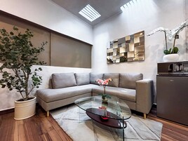 Quarto Deluxe | Roupa de alta qualidade, edredões de penas, secretária 