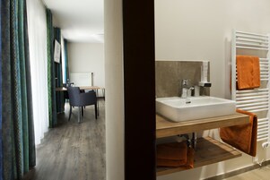 Quarto casal família | Banheiro | Chuveiro, secador de cabelo, toalhas de banho, sabonete