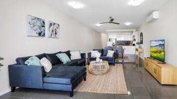 Apartamento Cidade | Sala de estar | Smart TV de 55 de polegadas com canais por cabo, televisor, Netflix