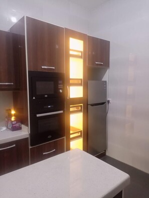 Casa | Cozinha privada | Um frigorífico, um micro-ondas, um forno, uma placa de cozinha