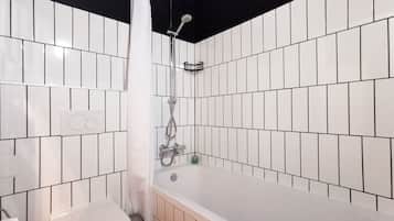 Quarto casal superior | Banheiro | Chuveiro, chuveiro com efeito de chuva, produtos de toalete grátis