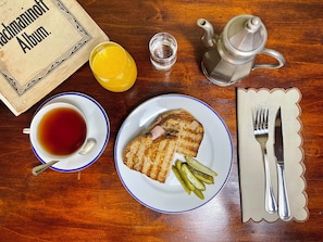 Café da manhã feito na hora todos os dias mediante uma taxa